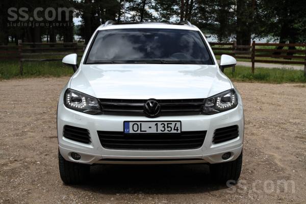 White Volkswagen Touareg 2013 in Daugavpils, with an engine capacity of 3.00 L and mileage of 242 thousand km for 14500 €, photo 3 on AUTOMOTO.COM.LV
