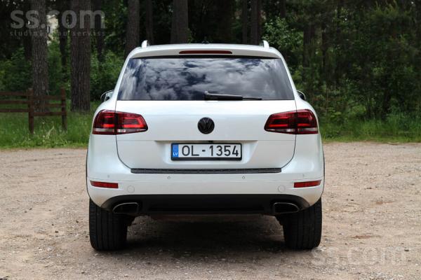 White Volkswagen Touareg 2013 in Daugavpils, with an engine capacity of 3.00 L and mileage of 242 thousand km for 14500 €, photo 6 on AUTOMOTO.COM.LV