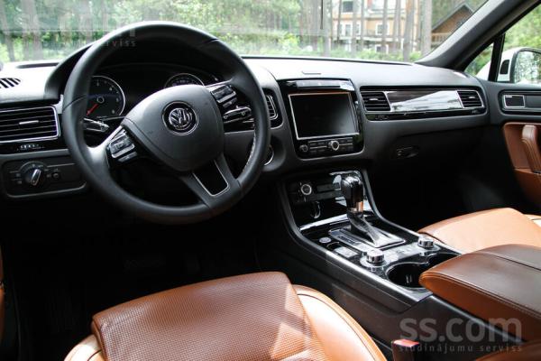 White Volkswagen Touareg 2013 in Daugavpils, with an engine capacity of 3.00 L and mileage of 242 thousand km for 14500 €, photo 9 on AUTOMOTO.COM.LV