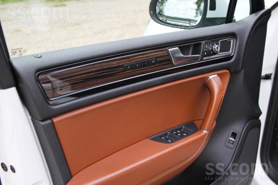 Balts Volkswagen Touareg 2013 Daugavpils, ar dzinēja tilpumu 3.00 L un nobraukumu 242 tūkst. km par 14500 €, foto 12 vietnē AUTOMOTO.COM.LV
