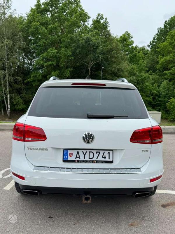 White Volkswagen Touareg 2013 in Kaunas, with an engine capacity of 2.97 L and mileage of 237 thousand km for 12300 €, photo 3 on AUTOMOTO.COM.LV
