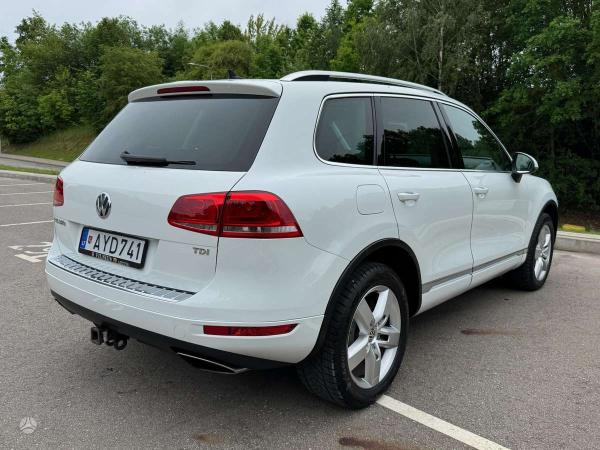 White Volkswagen Touareg 2013 in Kaunas, with an engine capacity of 2.97 L and mileage of 237 thousand km for 12300 €, photo 4 on AUTOMOTO.COM.LV