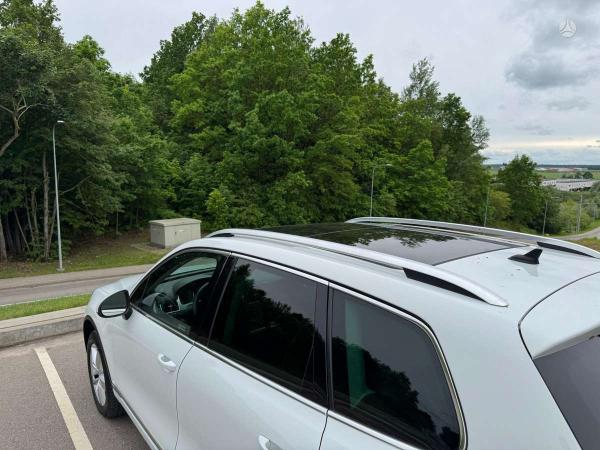 White Volkswagen Touareg 2013 in Kaunas, with an engine capacity of 2.97 L and mileage of 237 thousand km for 12300 €, photo 7 on AUTOMOTO.COM.LV