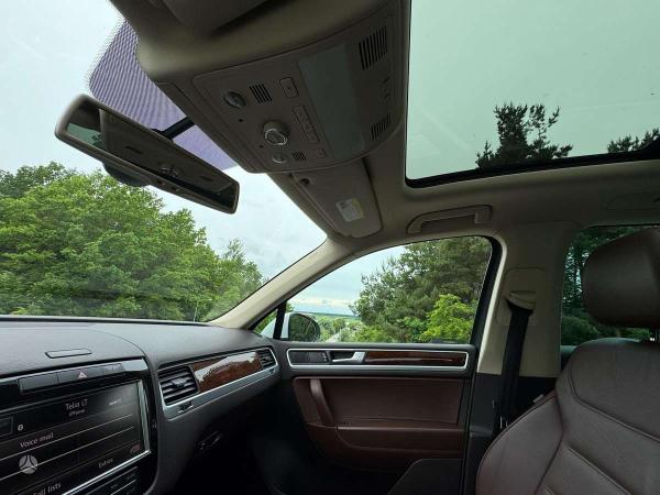 White Volkswagen Touareg 2013 in Kaunas, with an engine capacity of 2.97 L and mileage of 237 thousand km for 12300 €, photo 10 on AUTOMOTO.COM.LV
