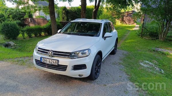 White Volkswagen Touareg 2013 in Riga, with an engine capacity of 3.00 L and mileage of 246 thousand km for 11950 €, photo 3 on AUTOMOTO.COM.LV
