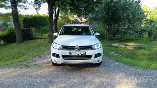 White Volkswagen Touareg 2013 in Riga, with an engine capacity of 3.00 L and mileage of 246 thousand km for 11950 €, photo 4 on AUTOMOTO.COM.LV