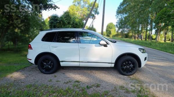 White Volkswagen Touareg 2013 in Riga, with an engine capacity of 3.00 L and mileage of 246 thousand km for 11950 €, photo 7 on AUTOMOTO.COM.LV