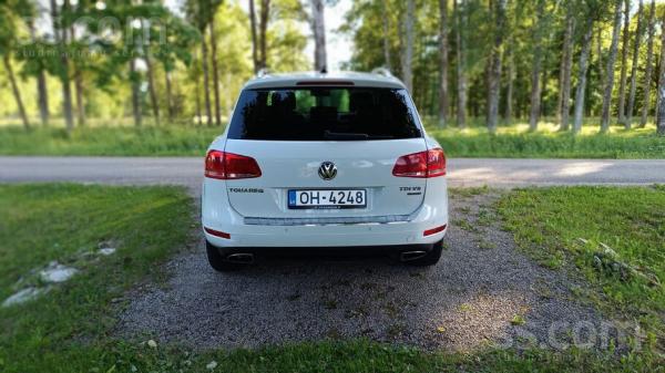 White Volkswagen Touareg 2013 in Riga, with an engine capacity of 3.00 L and mileage of 246 thousand km for 11950 €, photo 10 on AUTOMOTO.COM.LV
