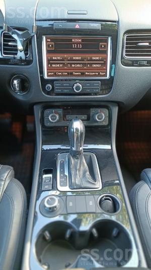 Balts Volkswagen Touareg 2013 Rīga, ar dzinēja tilpumu 3.00 L un nobraukumu 246 tūkst. km par 11950 €, foto 22 vietnē AUTOMOTO.COM.LV