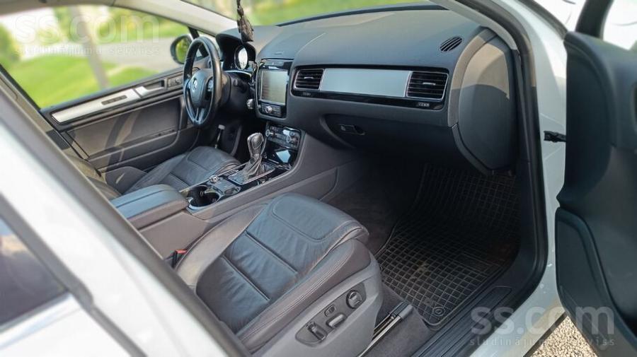 Balts Volkswagen Touareg 2013 Rīga, ar dzinēja tilpumu 3.00 L un nobraukumu 246 tūkst. km par 11950 €, foto 26 vietnē AUTOMOTO.COM.LV