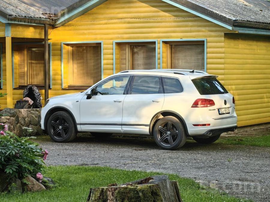 White Volkswagen Touareg 2013 in Riga, with an engine capacity of 3.00 L and mileage of 226 thousand km for 12900 €, photo 1 on AUTOMOTO.COM.LV