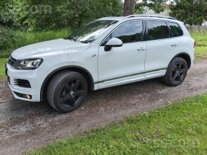 White Volkswagen Touareg 2013 in Riga, with an engine capacity of 3.00 L and mileage of 226 thousand km for 12900 €, photo 3 on AUTOMOTO.COM.LV