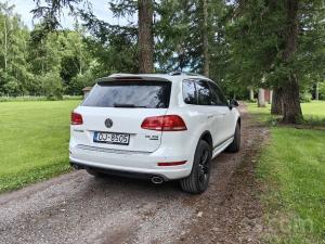 White Volkswagen Touareg 2013 in Riga, with an engine capacity of 3.00 L and mileage of 226 thousand km for 12900 €, photo 4 on AUTOMOTO.COM.LV