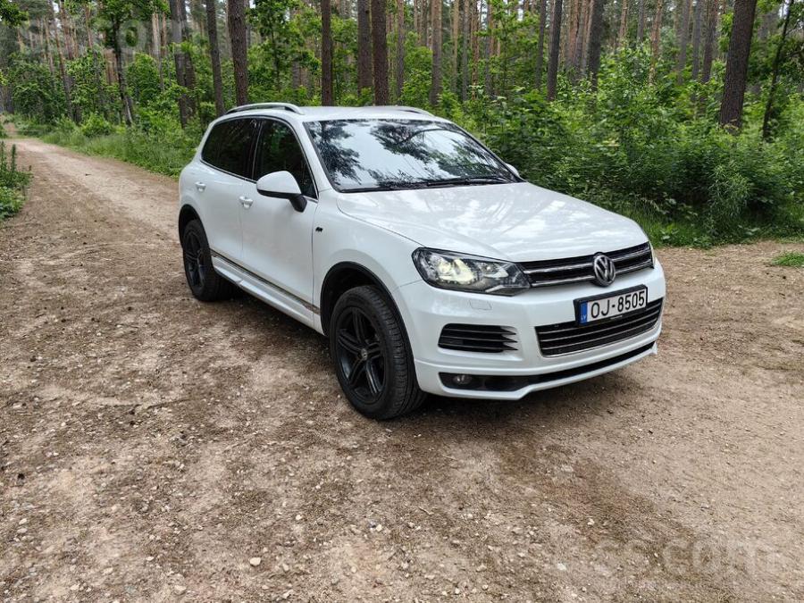 White Volkswagen Touareg 2013 in Riga, with an engine capacity of 3.00 L and mileage of 226 thousand km for 12900 €, photo 5 on AUTOMOTO.COM.LV