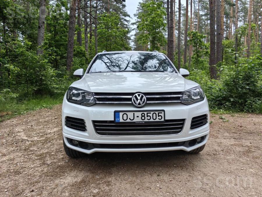 White Volkswagen Touareg 2013 in Riga, with an engine capacity of 3.00 L and mileage of 226 thousand km for 12900 €, photo 6 on AUTOMOTO.COM.LV