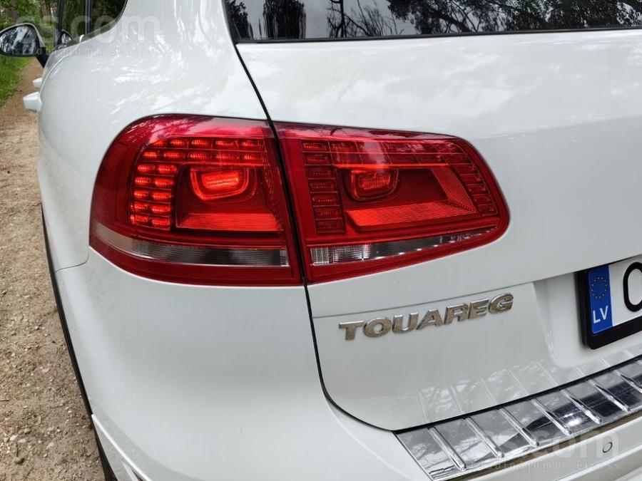 White Volkswagen Touareg 2013 in Riga, with an engine capacity of 3.00 L and mileage of 226 thousand km for 12900 €, photo 7 on AUTOMOTO.COM.LV