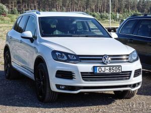 White Volkswagen Touareg 2013 in Riga, with an engine capacity of 3.00 L and mileage of 226 thousand km for 12900 €, photo 8 on AUTOMOTO.COM.LV