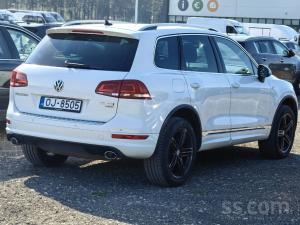 White Volkswagen Touareg 2013 in Riga, with an engine capacity of 3.00 L and mileage of 226 thousand km for 12900 €, photo 9 on AUTOMOTO.COM.LV