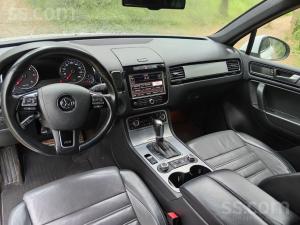 White Volkswagen Touareg 2013 in Riga, with an engine capacity of 3.00 L and mileage of 226 thousand km for 12900 €, photo 10 on AUTOMOTO.COM.LV
