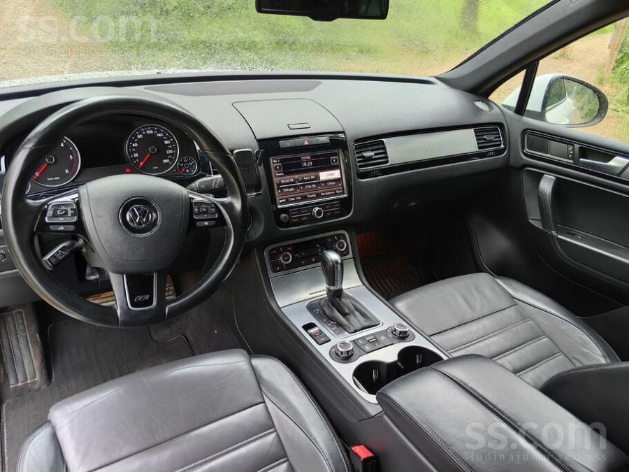 White Volkswagen Touareg 2013 in Riga, with an engine capacity of 3.00 L and mileage of 226 thousand km for 12900 €, photo 10 on AUTOMOTO.COM.LV
