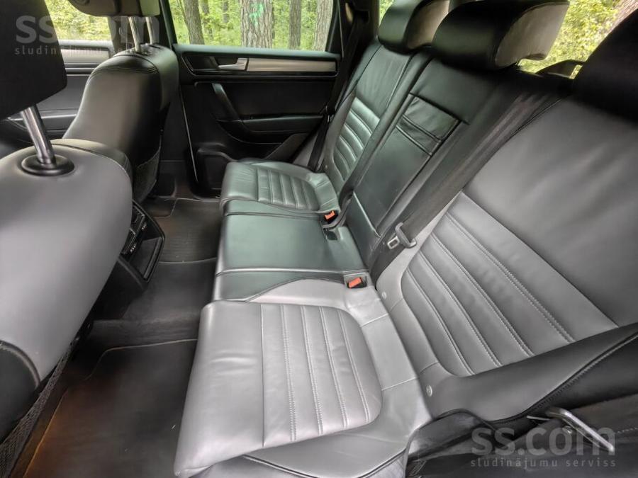 White Volkswagen Touareg 2013 in Riga, with an engine capacity of 3.00 L and mileage of 226 thousand km for 12900 €, photo 12 on AUTOMOTO.COM.LV