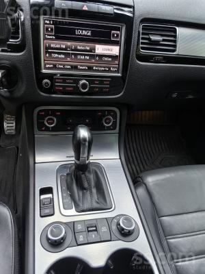 White Volkswagen Touareg 2013 in Riga, with an engine capacity of 3.00 L and mileage of 226 thousand km for 12900 €, photo 13 on AUTOMOTO.COM.LV