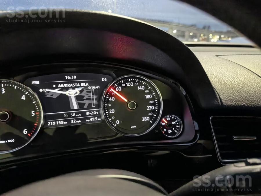 White Volkswagen Touareg 2013 in Riga, with an engine capacity of 3.00 L and mileage of 226 thousand km for 12900 €, photo 16 on AUTOMOTO.COM.LV
