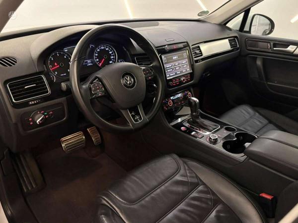 White Volkswagen Touareg 2013 in Marijampole, with an engine capacity of 2.97 L and mileage of 317 thousand km for 13450 €, photo 2 on AUTOMOTO.COM.LV