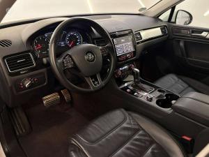 White Volkswagen Touareg 2013 in Marijampole, with an engine capacity of 2.97 L and mileage of 317 thousand km for 13450 €, photo 3 on AUTOMOTO.COM.LV