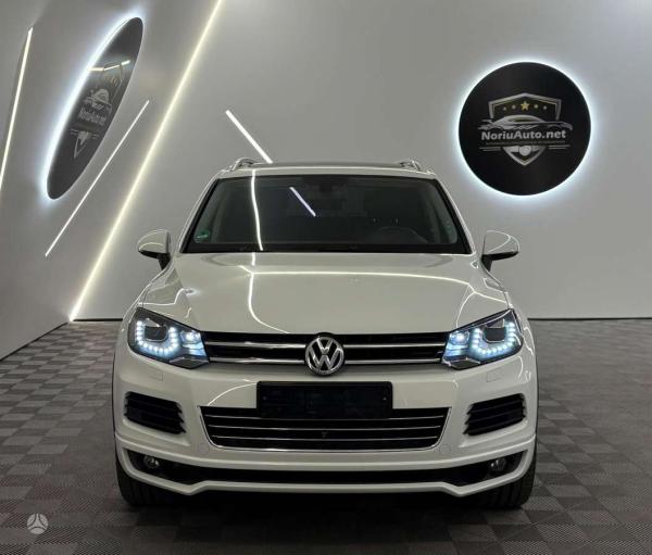 White Volkswagen Touareg 2013 in Marijampole, with an engine capacity of 2.97 L and mileage of 317 thousand km for 13450 €, photo 7 on AUTOMOTO.COM.LV