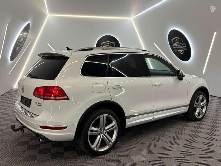 White Volkswagen Touareg 2013 in Marijampole, with an engine capacity of 2.97 L and mileage of 317 thousand km for 13450 €, photo 9 on AUTOMOTO.COM.LV