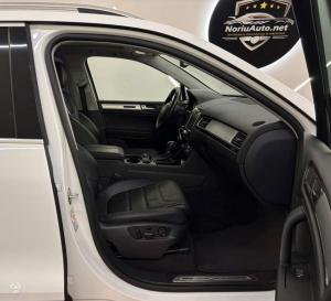 White Volkswagen Touareg 2013 in Marijampole, with an engine capacity of 2.97 L and mileage of 317 thousand km for 13450 €, photo 14 on AUTOMOTO.COM.LV