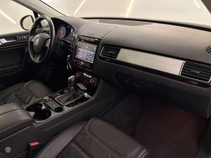 White Volkswagen Touareg 2013 in Marijampole, with an engine capacity of 2.97 L and mileage of 317 thousand km for 13450 €, photo 15 on AUTOMOTO.COM.LV