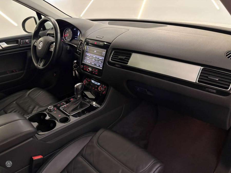 White Volkswagen Touareg 2013 in Marijampole, with an engine capacity of 2.97 L and mileage of 317 thousand km for 13450 €, photo 15 on AUTOMOTO.COM.LV