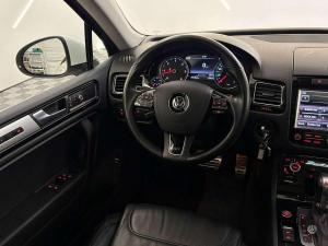 White Volkswagen Touareg 2013 in Marijampole, with an engine capacity of 2.97 L and mileage of 317 thousand km for 13450 €, photo 18 on AUTOMOTO.COM.LV