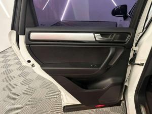 White Volkswagen Touareg 2013 in Marijampole, with an engine capacity of 2.97 L and mileage of 317 thousand km for 13450 €, photo 19 on AUTOMOTO.COM.LV