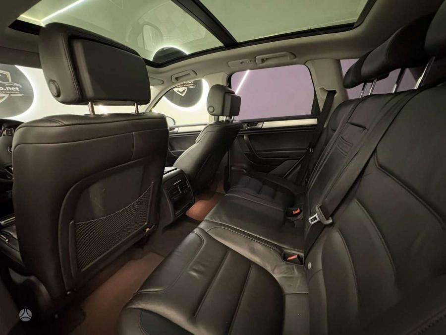 White Volkswagen Touareg 2013 in Marijampole, with an engine capacity of 2.97 L and mileage of 317 thousand km for 13450 €, photo 20 on AUTOMOTO.COM.LV