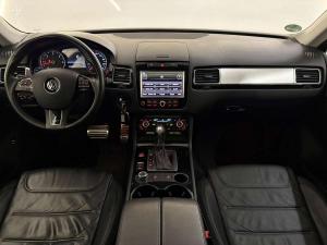 White Volkswagen Touareg 2013 in Marijampole, with an engine capacity of 2.97 L and mileage of 317 thousand km for 13450 €, photo 21 on AUTOMOTO.COM.LV