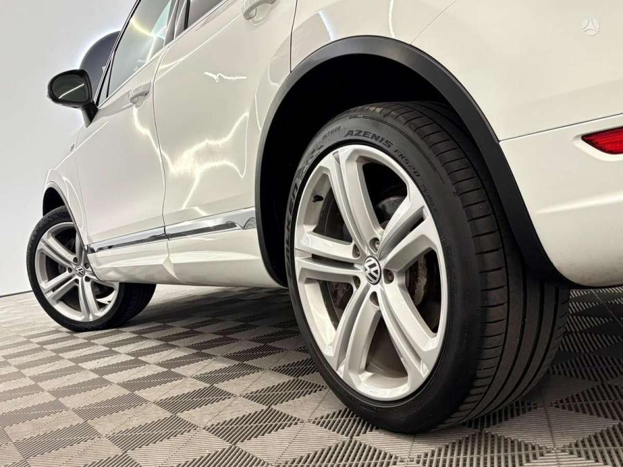 White Volkswagen Touareg 2013 in Marijampole, with an engine capacity of 2.97 L and mileage of 317 thousand km for 13450 €, photo 23 on AUTOMOTO.COM.LV