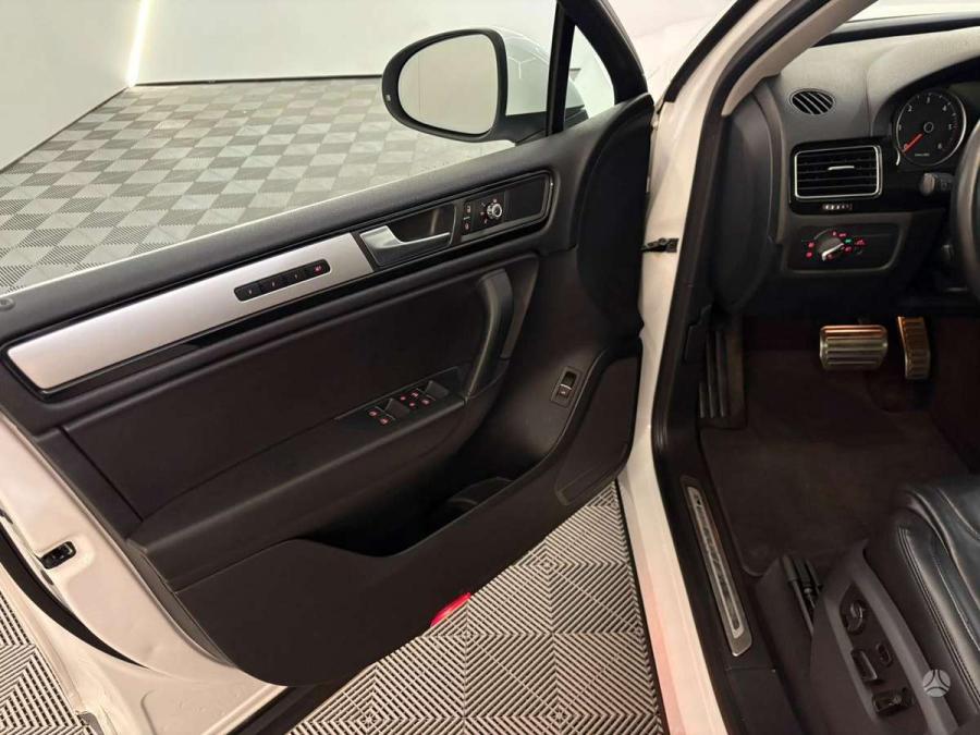 White Volkswagen Touareg 2013 in Marijampole, with an engine capacity of 2.97 L and mileage of 317 thousand km for 13450 €, photo 24 on AUTOMOTO.COM.LV