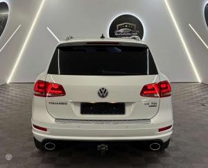 White Volkswagen Touareg 2013 in Marijampole, with an engine capacity of 2.97 L and mileage of 317 thousand km for 13450 €, photo 33 on AUTOMOTO.COM.LV