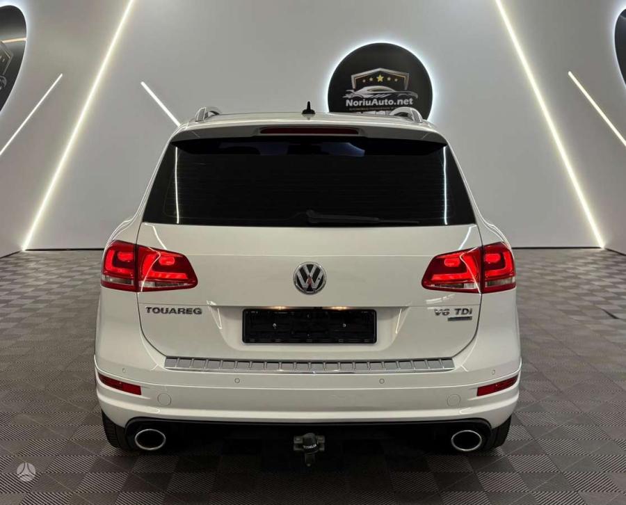 White Volkswagen Touareg 2013 in Marijampole, with an engine capacity of 2.97 L and mileage of 317 thousand km for 13450 €, photo 33 on AUTOMOTO.COM.LV