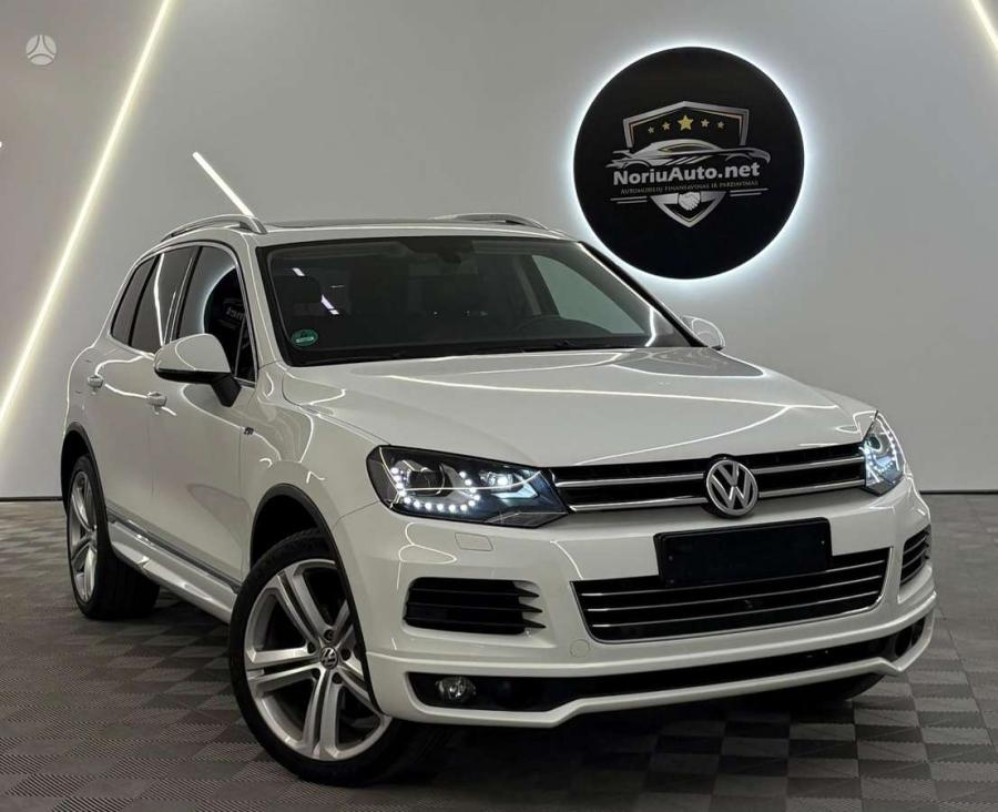 White Volkswagen Touareg 2013 in Marijampole, with an engine capacity of 2.97 L and mileage of 317 thousand km for 12999 €, photo 1 on AUTOMOTO.COM.LV