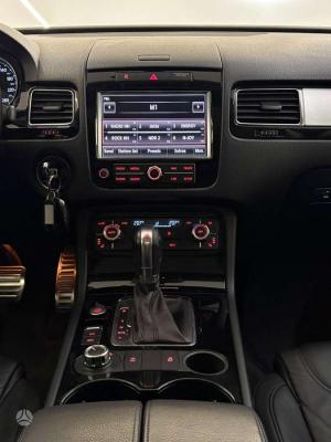 White Volkswagen Touareg 2013 in Marijampole, with an engine capacity of 2.97 L and mileage of 317 thousand km for 12999 €, photo 16 on AUTOMOTO.COM.LV