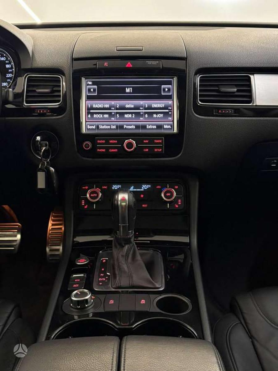 White Volkswagen Touareg 2013 in Marijampole, with an engine capacity of 2.97 L and mileage of 317 thousand km for 12999 €, photo 16 on AUTOMOTO.COM.LV