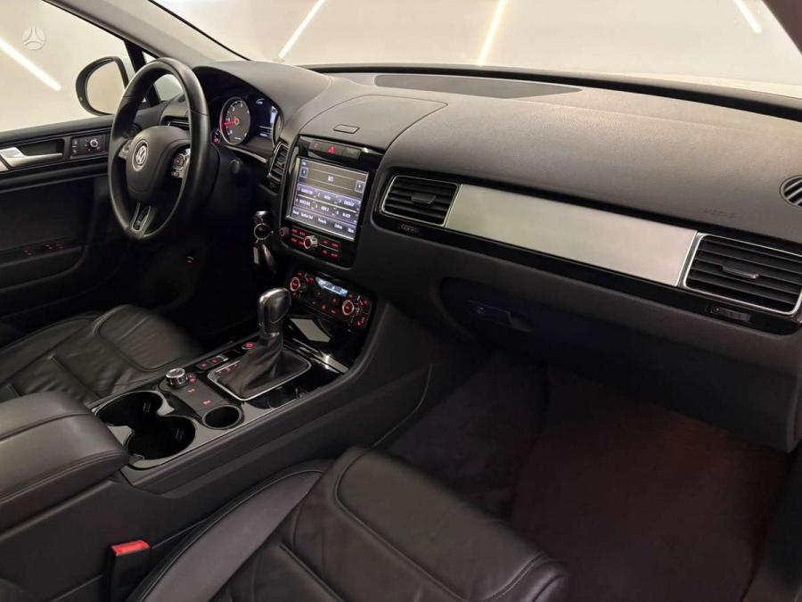 White Volkswagen Touareg 2013 in Marijampole, with an engine capacity of 2.97 L and mileage of 317 thousand km for 12999 €, photo 17 on AUTOMOTO.COM.LV