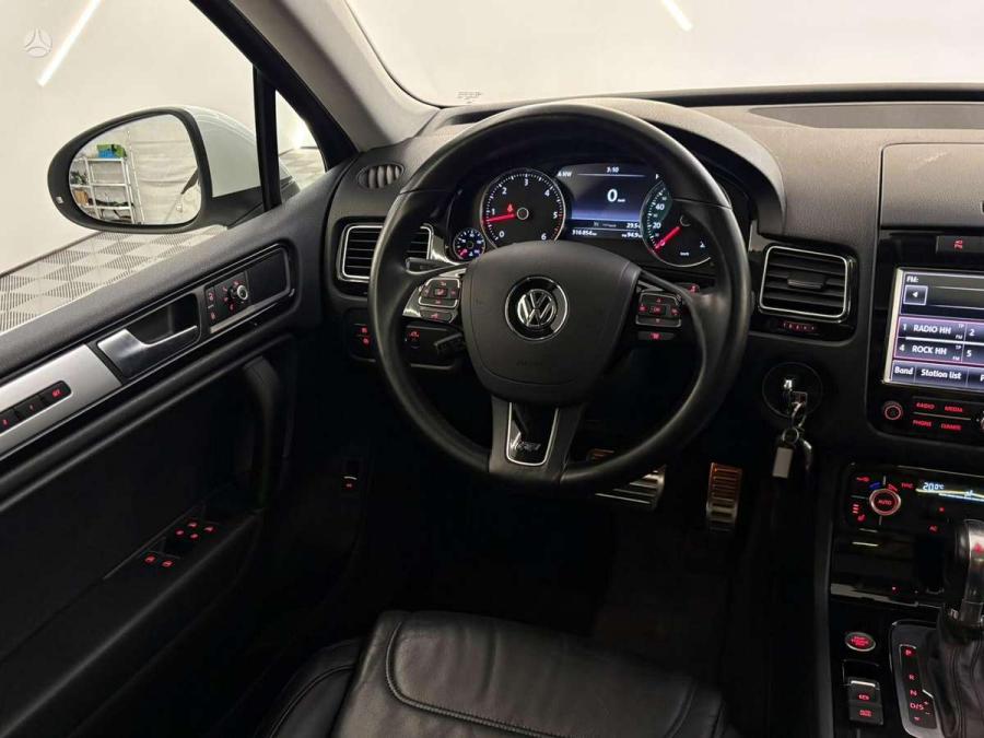 White Volkswagen Touareg 2013 in Marijampole, with an engine capacity of 2.97 L and mileage of 317 thousand km for 12999 €, photo 18 on AUTOMOTO.COM.LV