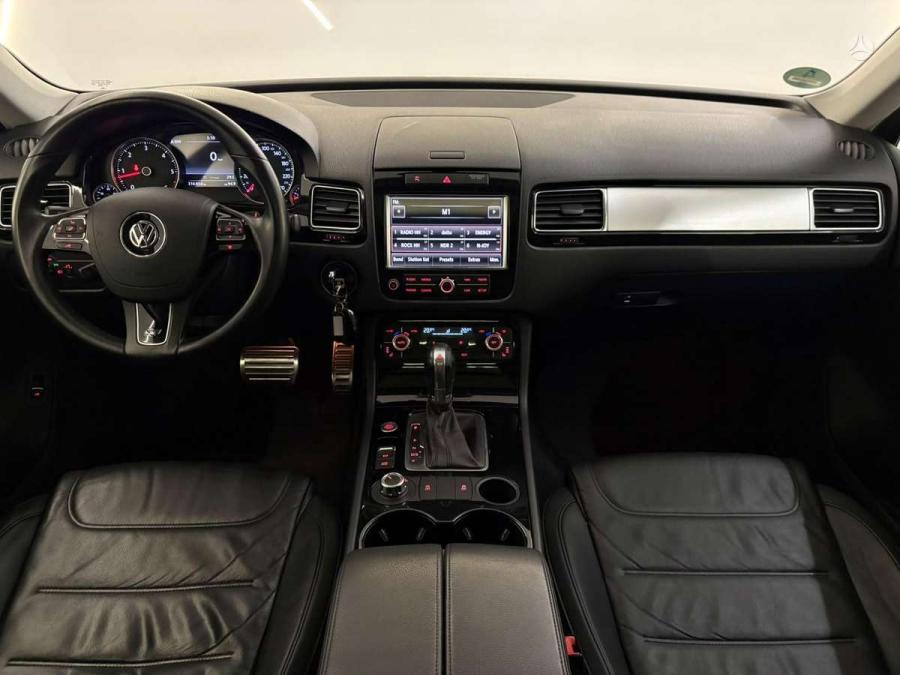 White Volkswagen Touareg 2013 in Marijampole, with an engine capacity of 2.97 L and mileage of 317 thousand km for 12999 €, photo 19 on AUTOMOTO.COM.LV