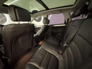 White Volkswagen Touareg 2013 in Marijampole, with an engine capacity of 2.97 L and mileage of 317 thousand km for 12999 €, photo 20 on AUTOMOTO.COM.LV