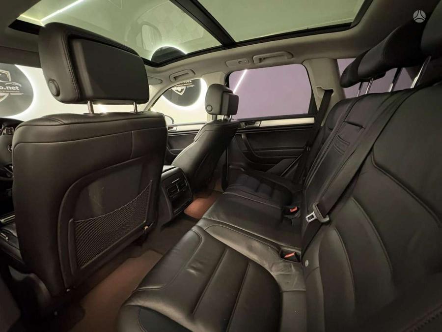 White Volkswagen Touareg 2013 in Marijampole, with an engine capacity of 2.97 L and mileage of 317 thousand km for 12999 €, photo 20 on AUTOMOTO.COM.LV